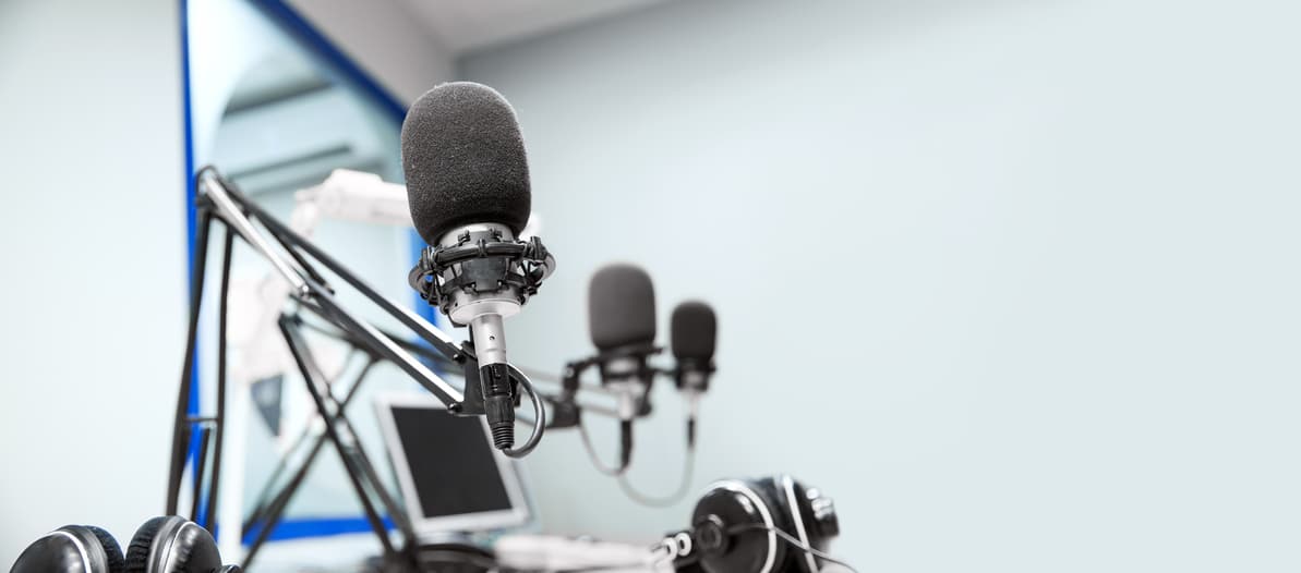 10 Best Podcast Microphone Setups | PC Tech Tips